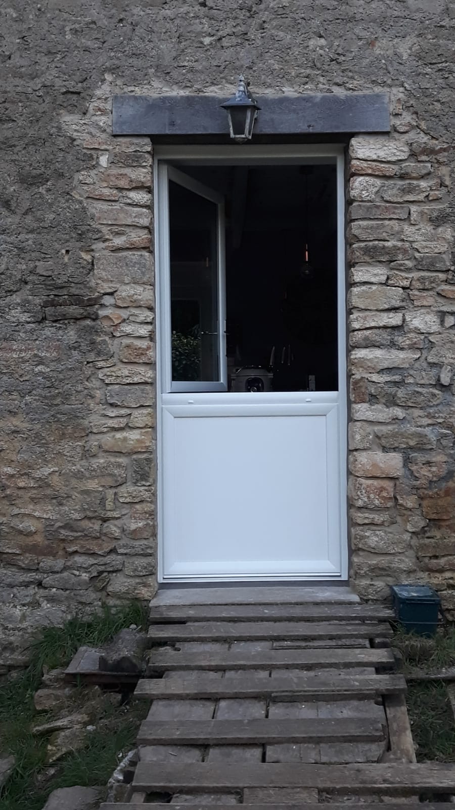 Porte d'entrée PVC type fermière sur maison pierre- Lorient
