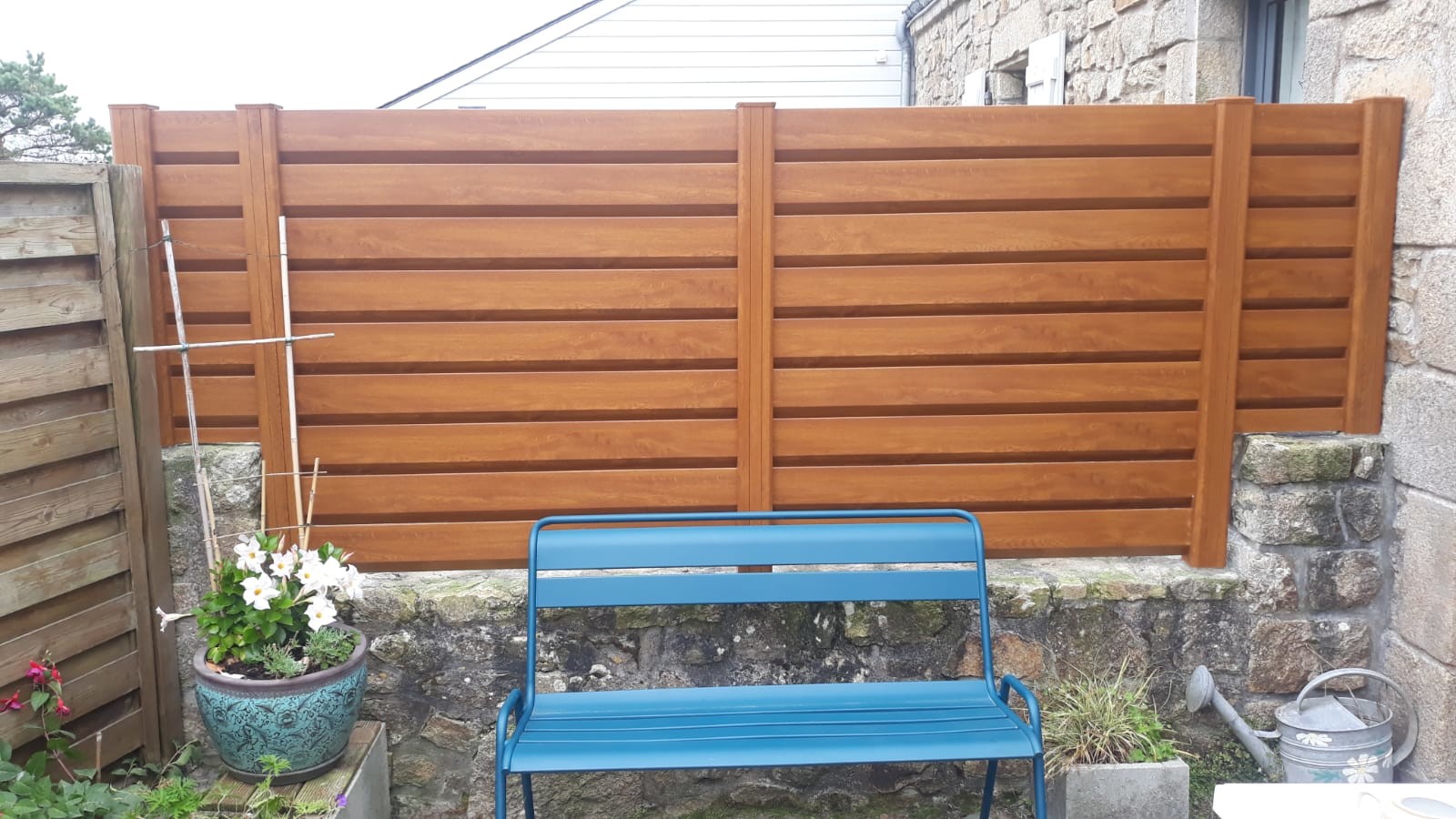 Pose clôture PVC chêne doré - Riantec