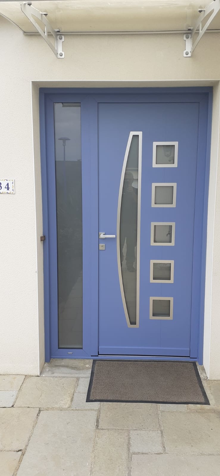 Porte entrée alu avec dormant vitré