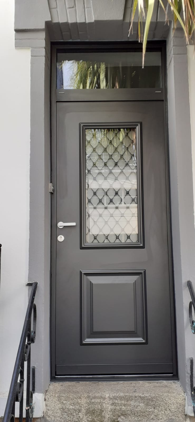 Porte entrée néo-classique avec grille fer forgé avec imposte