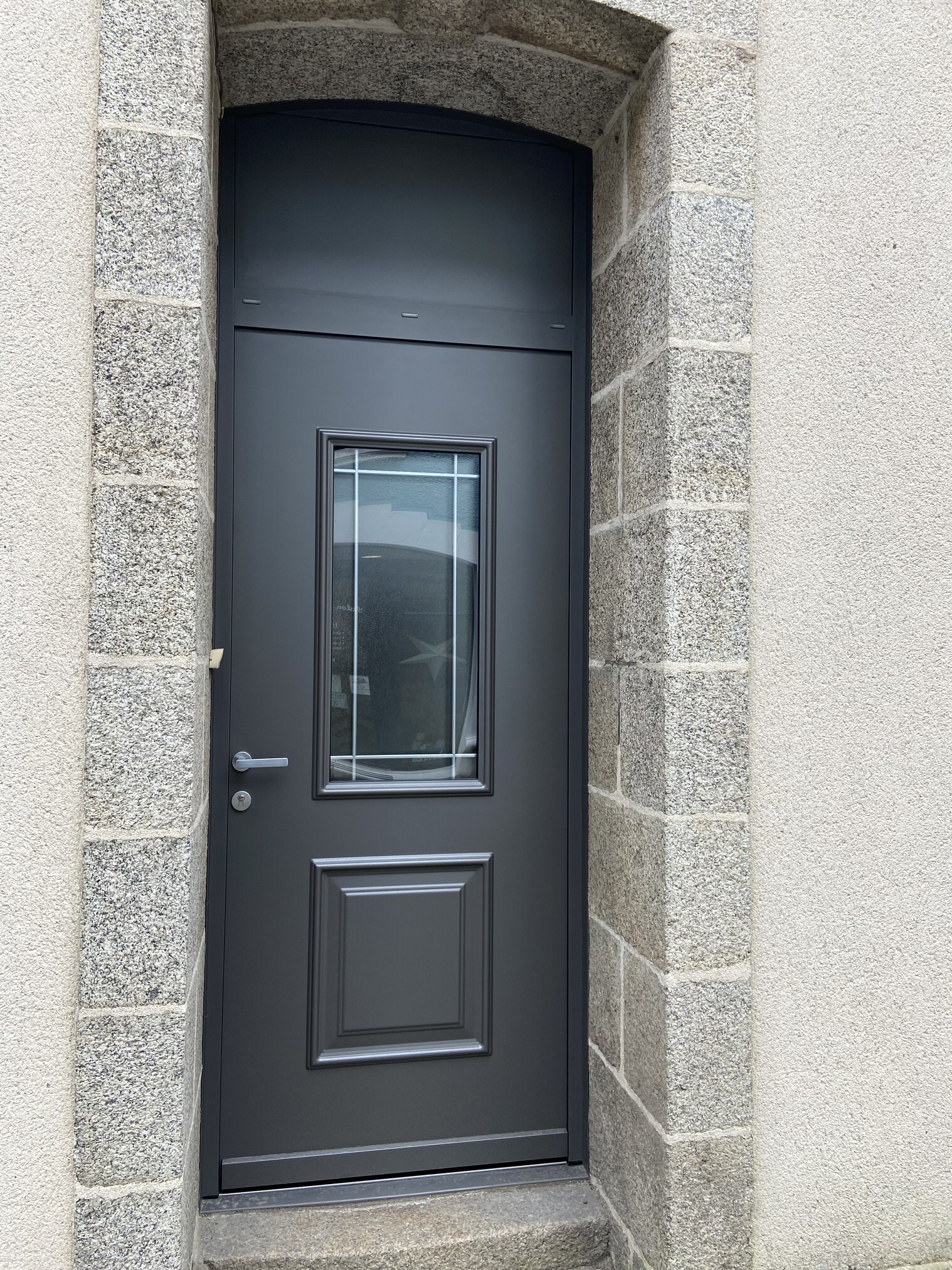 Porte d'entrée alu avec imposte plein fixe - Lorient