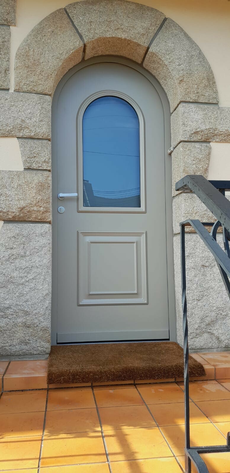 Porte d'entrée aluminium contre dormant cintré - Locmiquélic