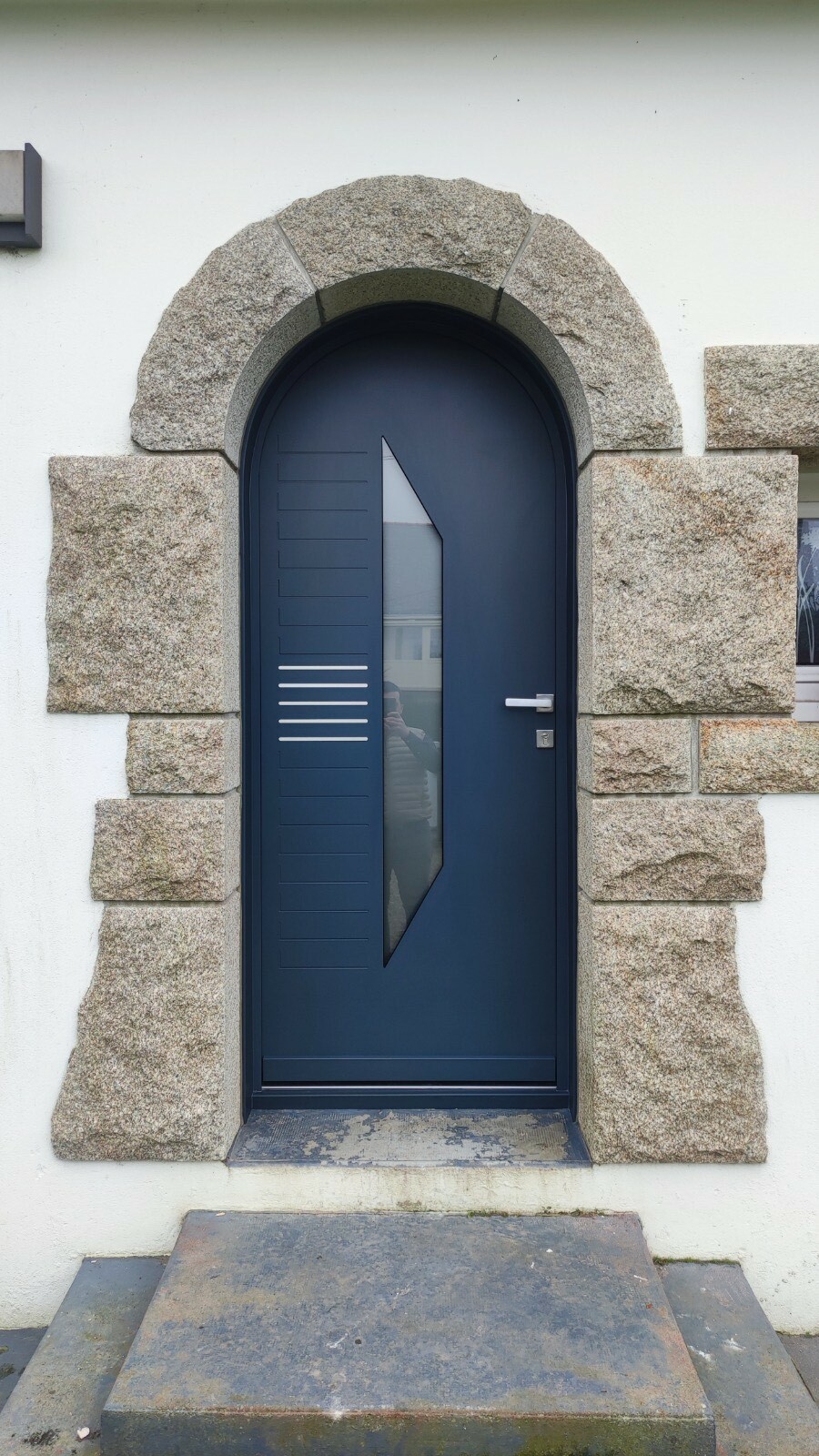 Porte d'entrée contre dormant cintré bleu